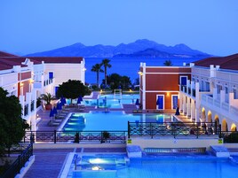 Piscina interna, 13 piscinas externas, guarda-sóis, espreguiçadeiras