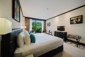Deluxe Volcano View King | Frigobar, individualmente decorados, individualmente mobiliados