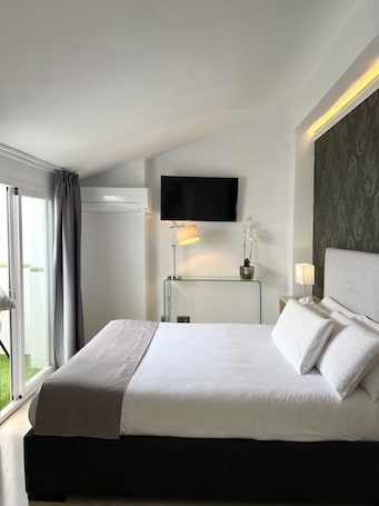 Quarto QuƔdruplo | Roupa de alta qualidade, edredƵes de penas . Abril Nerja