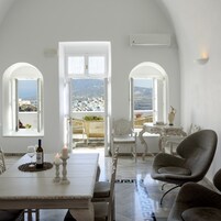 Master Suite with Sea View & Volcano View | Área de estar | TV de tela plana 32 cm com canais via satélite, TV