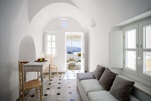 Petite Cave Suite - Caldera Sea view & Volcano View | Vista do quarto