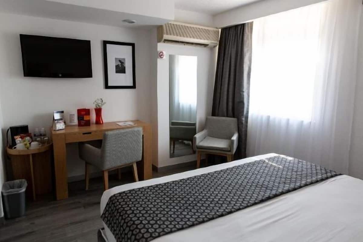 Roupa de alta qualidade, cofre no quarto, com decoração personalizada