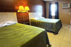 Quarto, 2 camas de casal, para fumantes | Escrivaninha, Wi-Fi de cortesia, roupa de cama, despertadores
