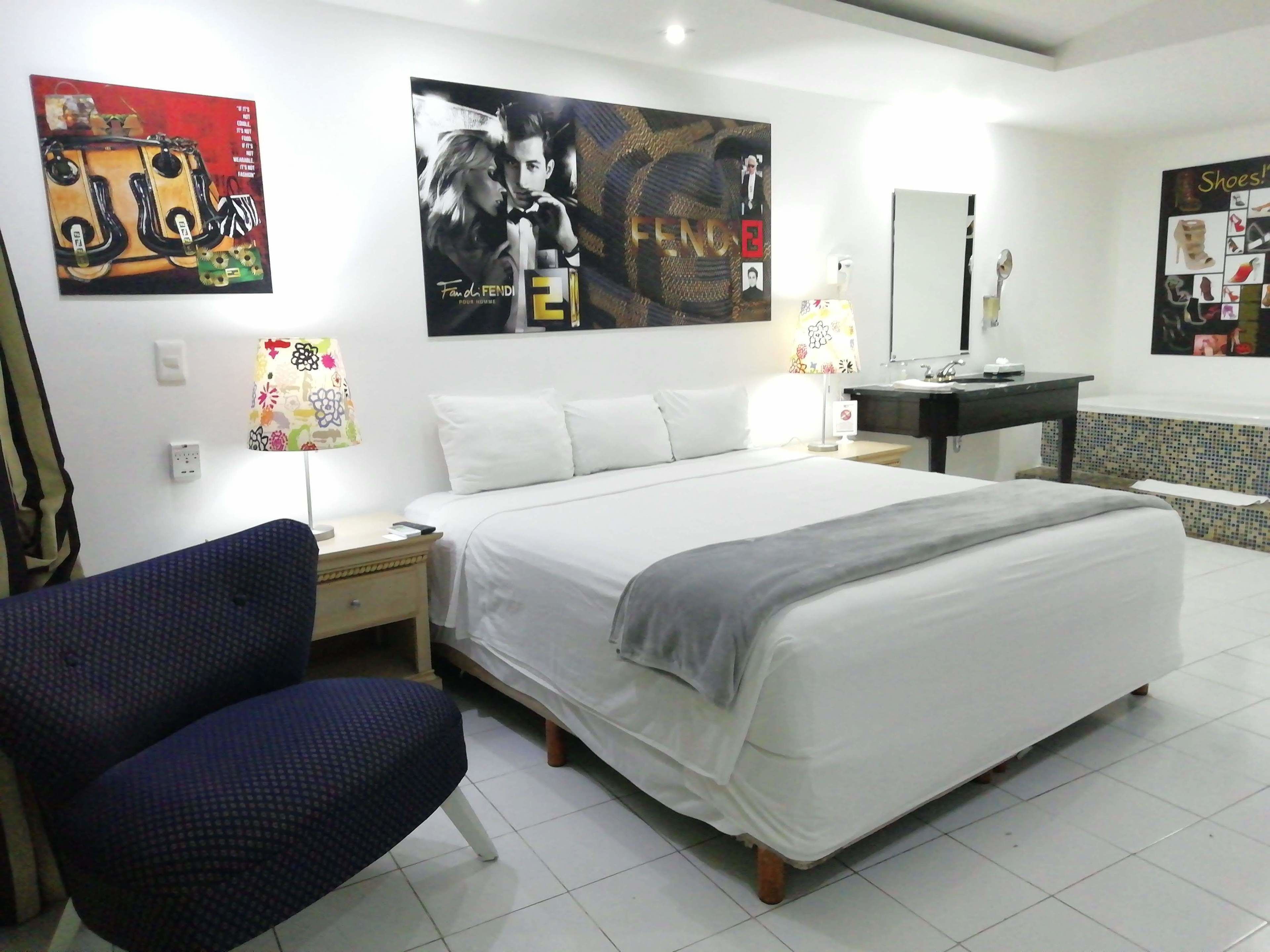 Quarto, 1 cama King | Individualmente decorados, escrivaninha, cortinas blackout