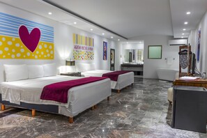 Quarto Superior | Com decoração personalizada, secretária, cortinas/cortinados opacos 