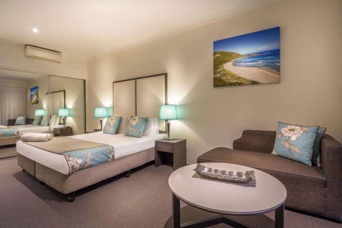 Cofres nos quartos, ferros/tábuas de passar roupa, Wi-Fi (sobretaxa)