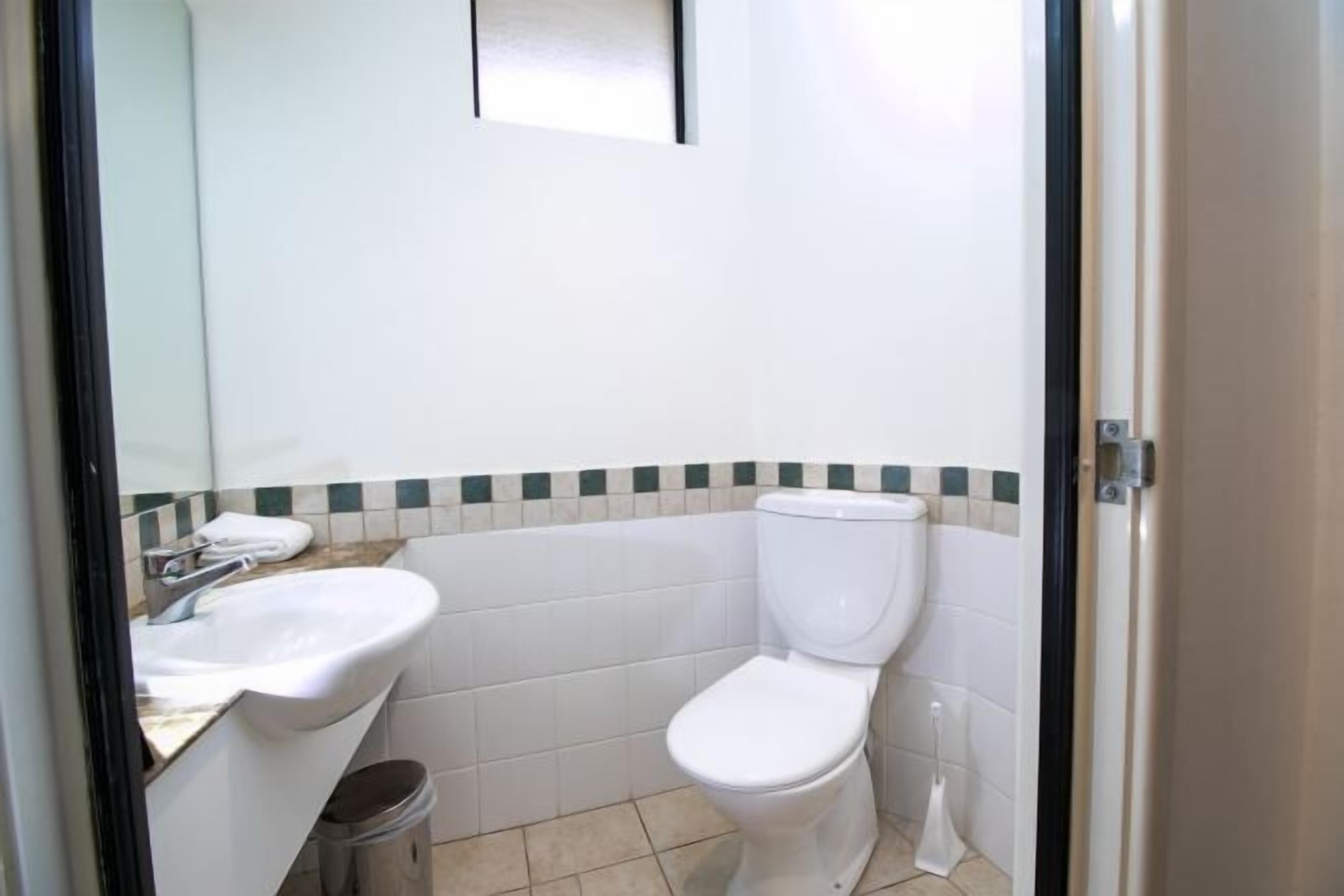 Chuveiro, produtos de toalete grátis, secador de cabelo 