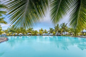 Piscina exterior, espreguiçadeiras 