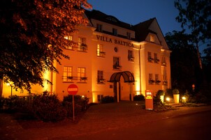 Fachada da propriedade à noite