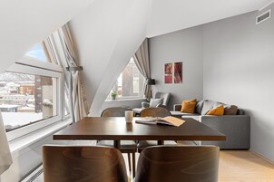 Apartamento luxo, 1 quarto, banheira, vista para a cidade | Área de estar | TV LCD 32 polegadas com canais digitais, TV