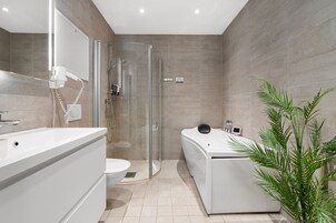 Apartamento luxo, 1 quarto, banheira, vista para a cidade | Banheiro | Produtos de toalete grátis, secador de cabelo, toalhas de banho 