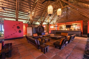 2 bares/lounges, bar ao lado da piscina