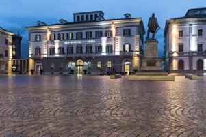 Fachada do alojamento (tarde/noite)