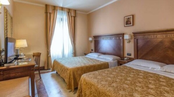 Minibar, cofre com capacidade para portátil, secretária 