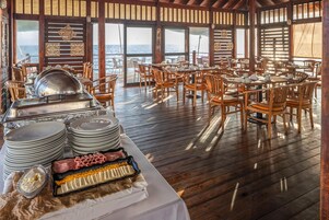 Um restaurante com mobiliário de madeira e serviço de buffet.