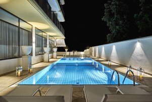 Piscina exterior, espreguiçadeiras 