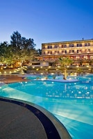 Piscina exterior sazonal, guarda-sóis, espreguiçadeiras