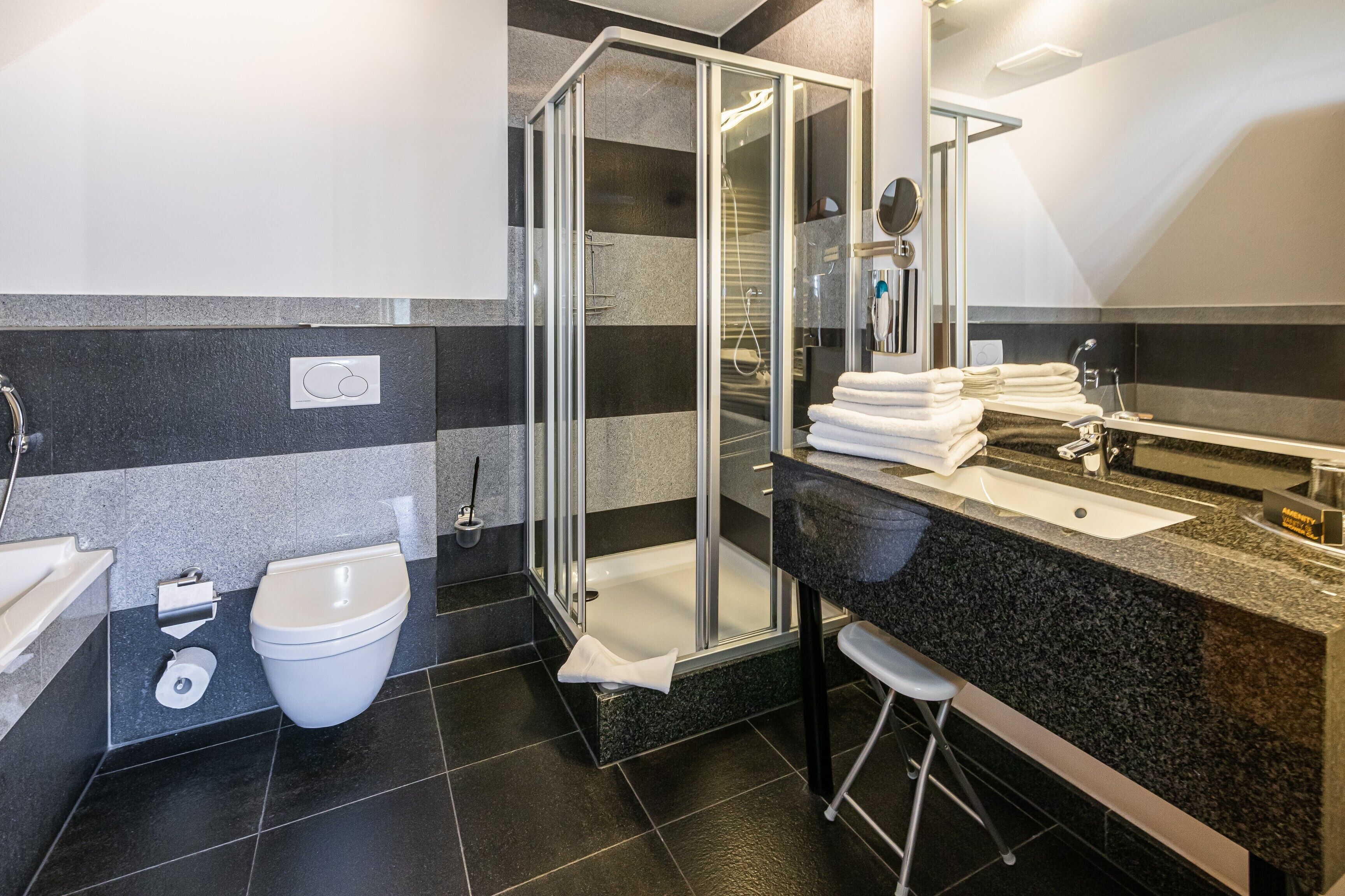 Apartamento, 1 cama queen-size | Casa de banho | Um polibã e uma banheira separados, um secador de cabelo 
