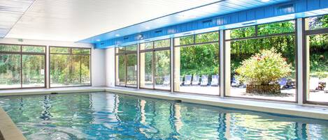 Piscina interior, espreguiçadeiras