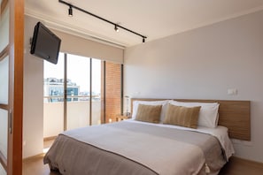 Quarto superior, 1 cama Queen, sacada, vista para a cidade | Roupas de cama premium, espaço de trabalho para notebook
