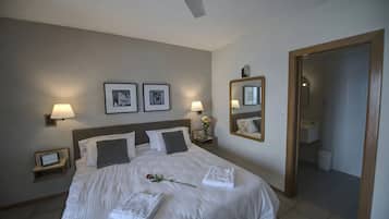 Quarto Duplo ou Twin | Cofre no quarto, cortinas/cortinados opacos, Wi-fi grátis