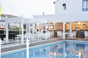 Serve pequenos-almoços, almoços e jantares