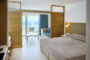 Suíte júnior, vista para o mar | Cofres nos quartos, escrivaninha, quartos à prova de som