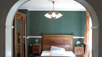 Quarto Individual Standard | Com decoração personalizada, com mobília individualizada, secretária