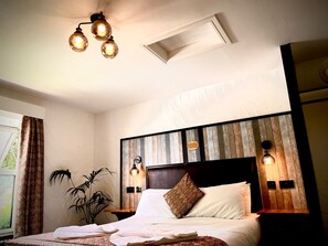 Quarto Duplo Superior, 1 cama king-size | Secretária, secretária adequada para computadores portáteis 