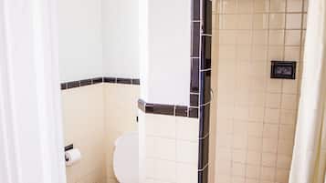 Quarto standard | Comodidades do banheiro | Chuveiro, toalhas de banho