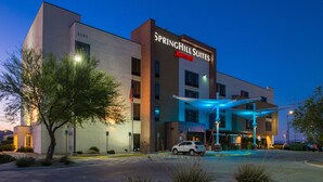 Um hotel moderno com uma placa bem visível da SpringHill Suites Marriott.