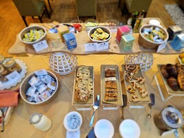Pequeno-almoço tipo buffet diário mediante uma taxa 