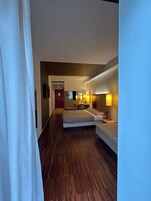 Quarto Triplo | Minibar, cofre no quarto, secretária, Wi-fi grátis 