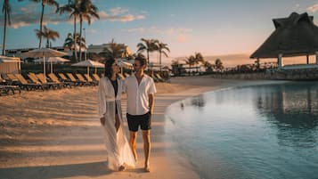 Uma praia privada, praia de areia branca, espreguiçadeiras