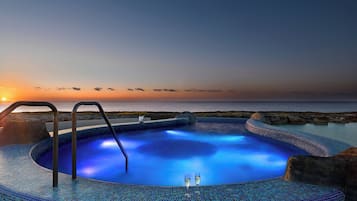 Uma praia privada, praia de areia branca, espreguiçadeiras