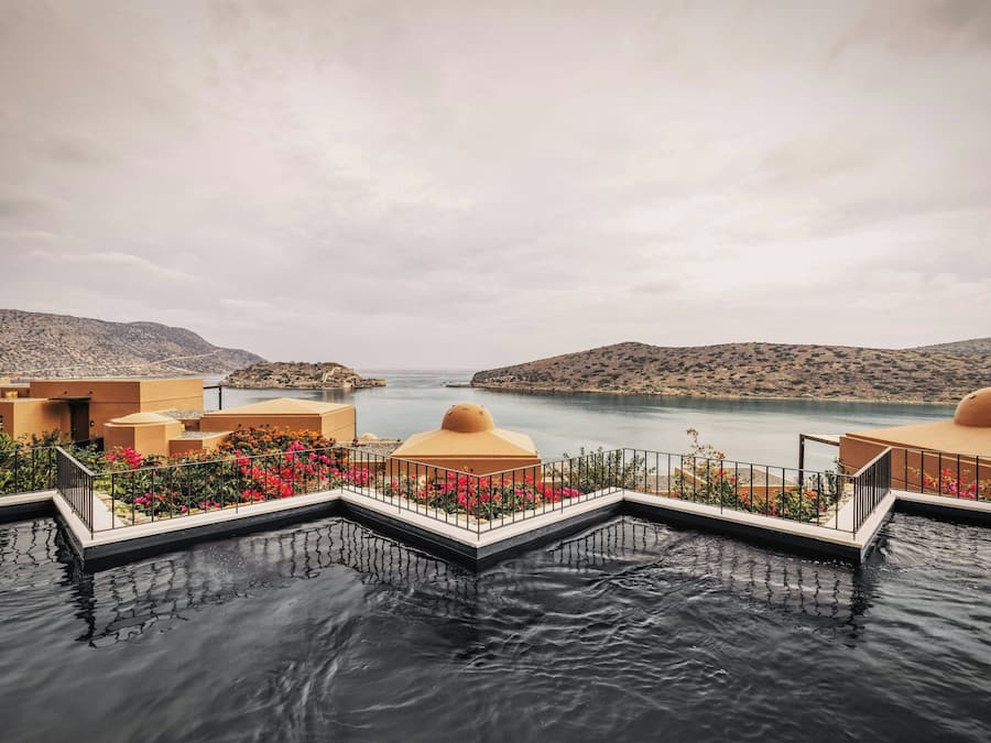 Piscina interior, 4 piscinas exteriores, guarda-sóis