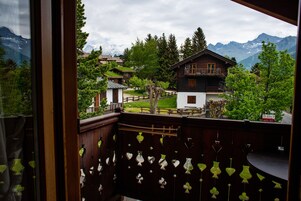 Quarto solteiro | Cofres nos quartos, escrivaninha, cortinas blackout, Wi-Fi de cortesia