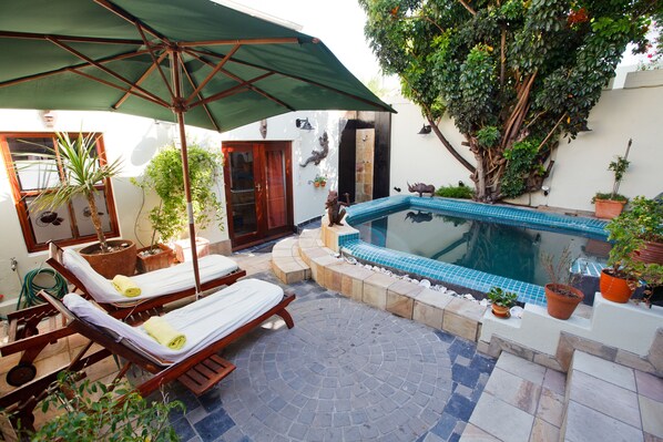 Piscina exterior, espreguiçadeiras 