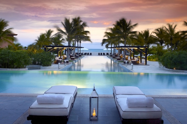 12 piscinas externas, barracas, guarda-sóis