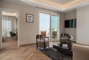 Suíte superior, vista para o mar | Frigobar, cofres nos quartos, escrivaninha