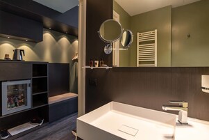 Chuveiro, secador de cabelo, bidê, toalhas de banho