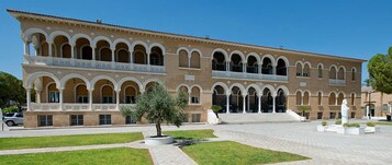 Um edifício amplo com várias arcadas e um pátio central.