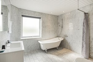 Quarto Familiar, 2 quartos, pátio | Casa de banho | Um polibã, artigos de higiene pessoal grátis, um secador de cabelo 