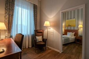 Roupa de alta qualidade, minibar, cofre com capacidade para portátil