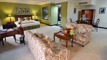 Suite Familiar, piscina privativa | 1 quarto, roupa de alta qualidade, cofre no quarto, secretária