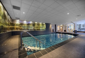 Piscina interna, funciona das 7h às 23h, espreguiçadeiras