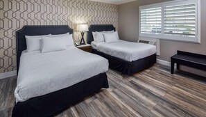 Roupas de cama premium, escrivaninha, espaço de trabalho para notebook