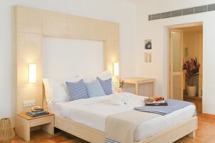 Frigobar, cofres nos quartos, escrivaninha