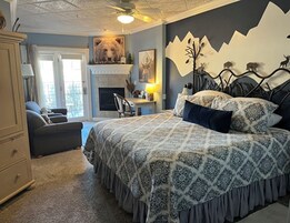Colorado Columbine / King Bed / Fireplace | Com decoração personalizada, com mobília individualizada, secretária 