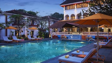 2 piscinas exteriores, da(s) 7:00 à(s) 0:30, toldos gratuitos